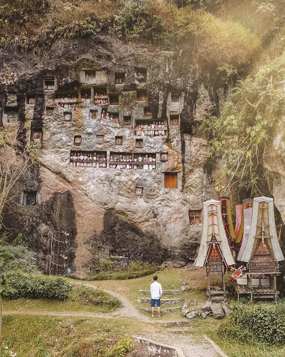 Wisata Bukit Batu Lemo, Salah Satu Pemakaman Unik di Toraja